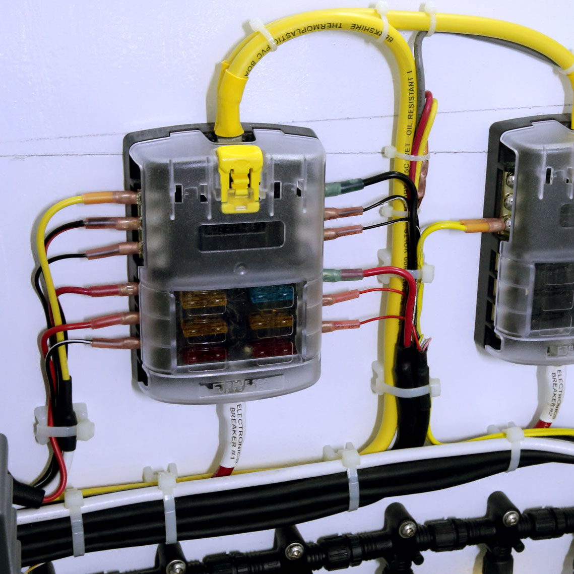 Blue Sea Multi-Flachsteck-Sicherungshalter mit Masse-Busbar